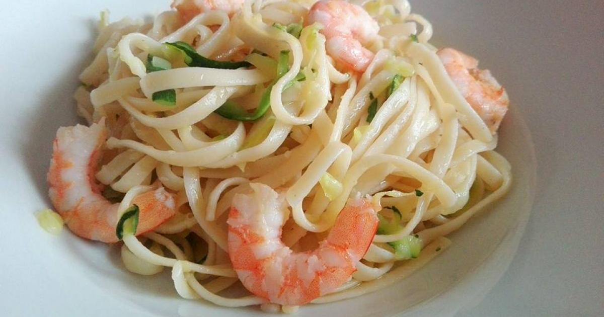 Tallarines de pasta y calabacín con langostinos | Recetas Fáciles Reunidas