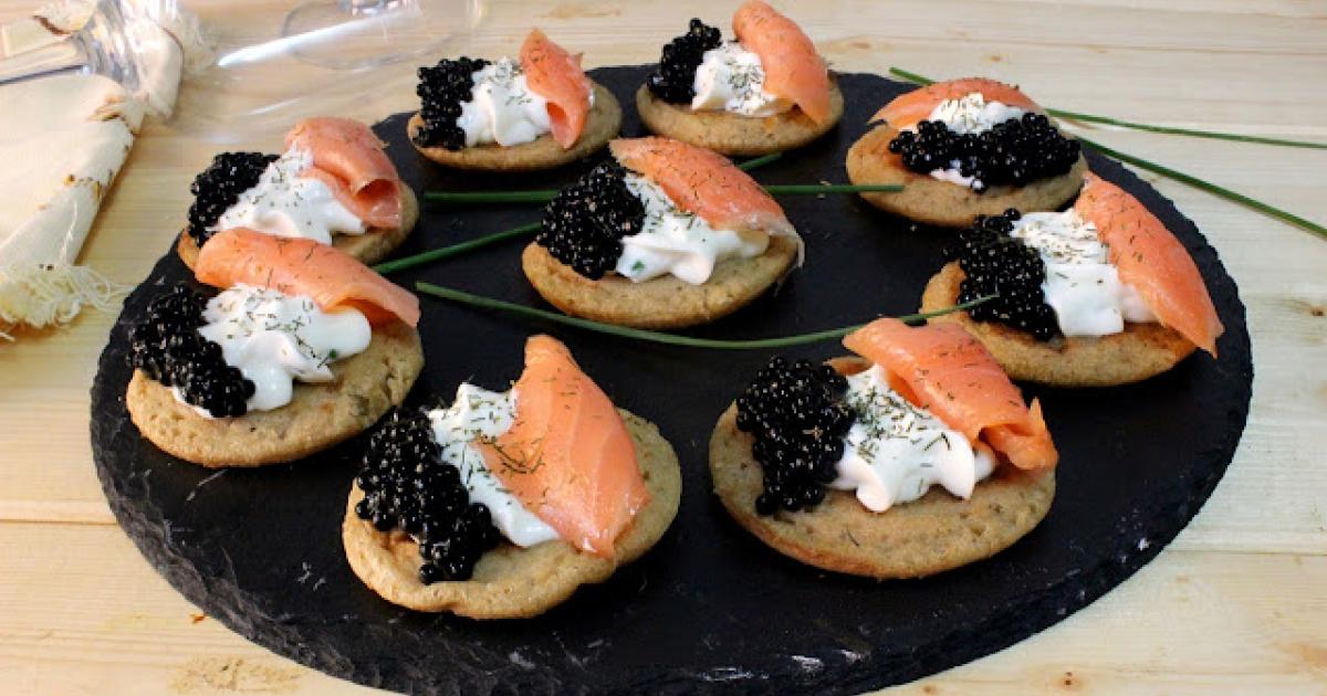 Blinis con salmón y queso crema al eneldo | Recetas Fáciles Reunidas