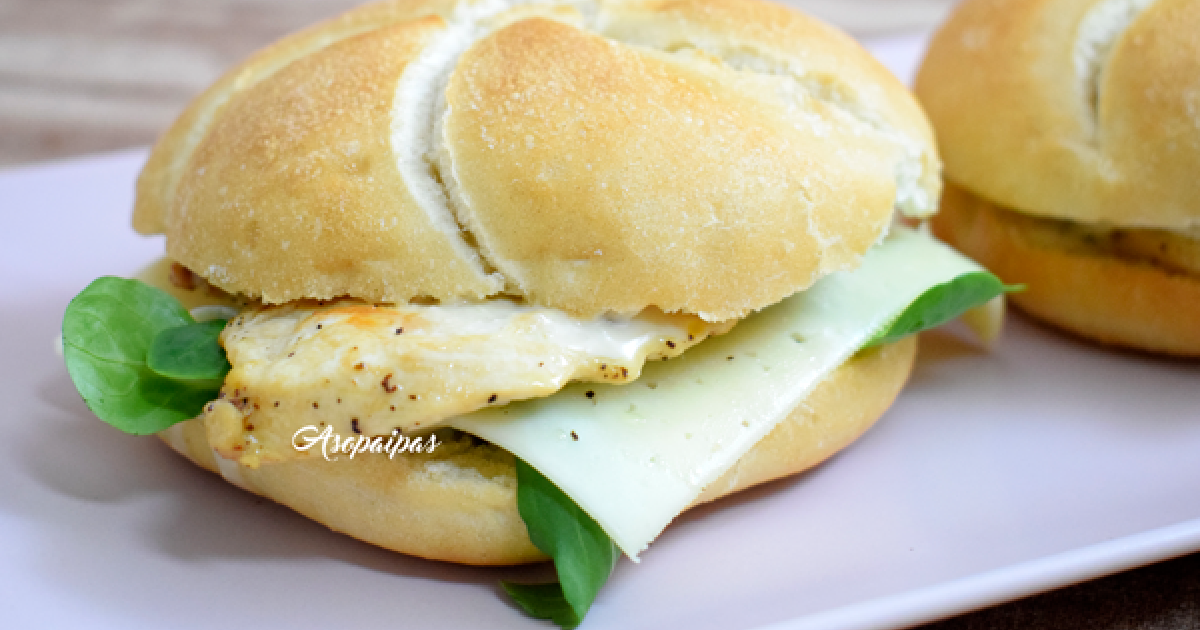 Bocadillo de pollo, queso y rúcula. vídeo receta | Recetas Fáciles Reunidas