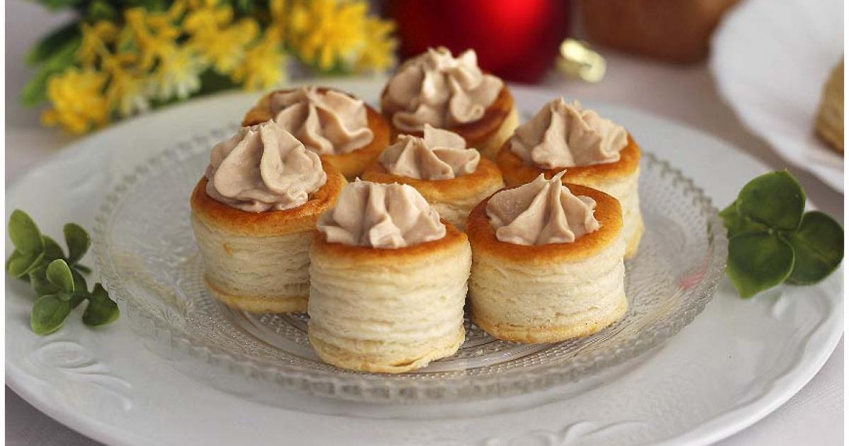 Canapés de paté de anchoas casero | Recetas Fáciles Reunidas