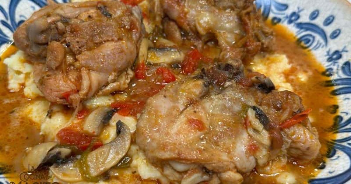 Pollo en salsa de tomate y champiñones | Recetas Fáciles Reunidas