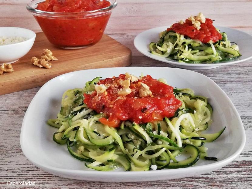 Como Hacer Espaguetis De Calabacín Con Salsa De Tomate Y Nueces